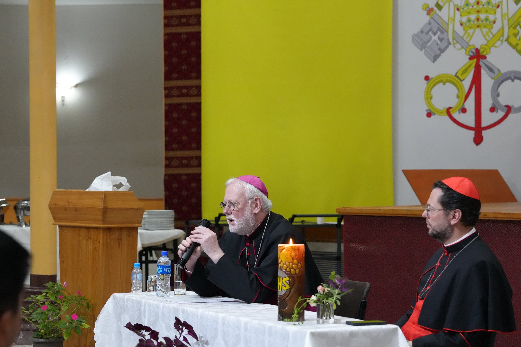 Гэгээн Ширээт Улсын Гадаад харилцааны асуудал эрхэлсэн Нарийн бичгийн дарга ахлах хамба лам Пол